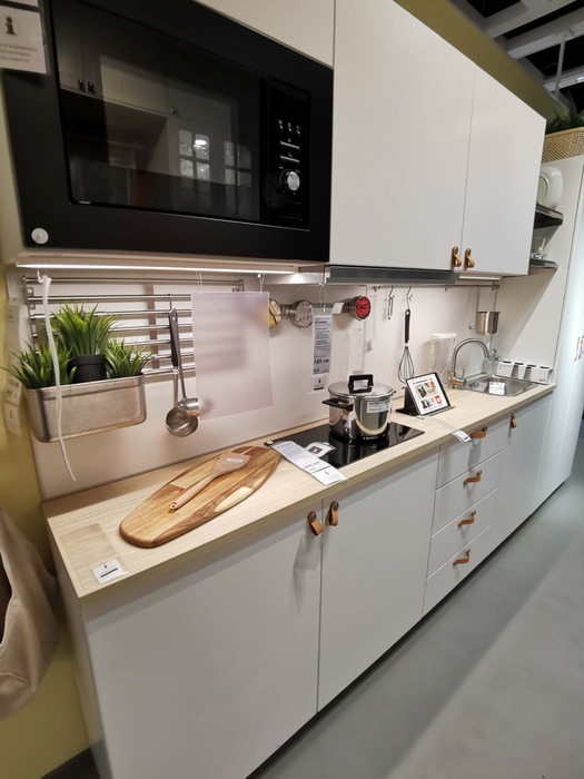 VEDDINGE white kitchen from IKEA: elegance and functionality