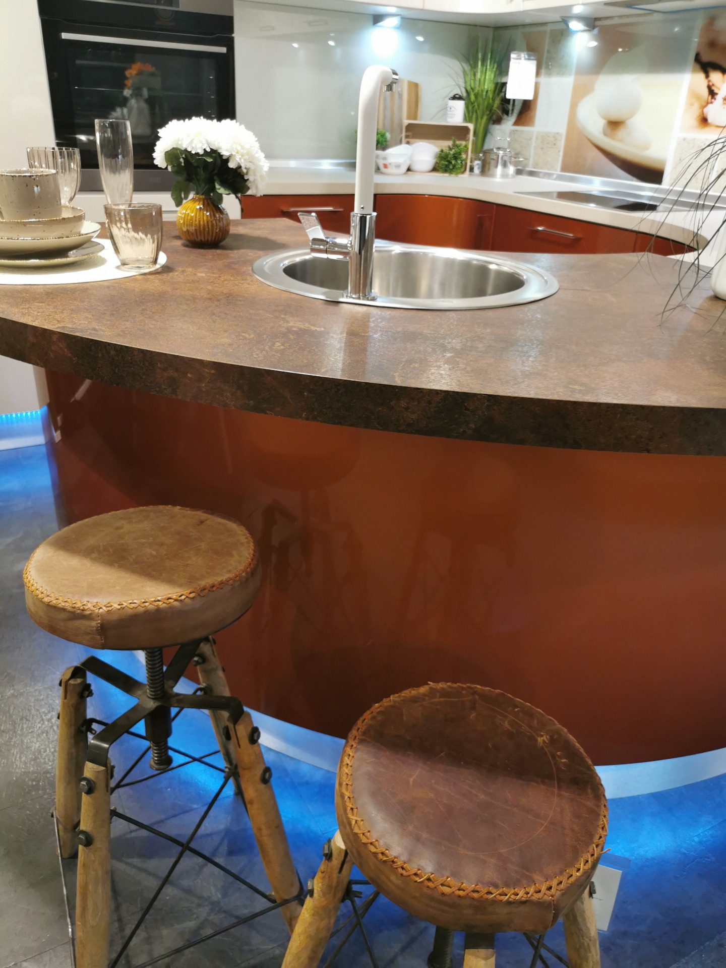 Creative oval countertop and kitchen cabinets - Moderano kitchen