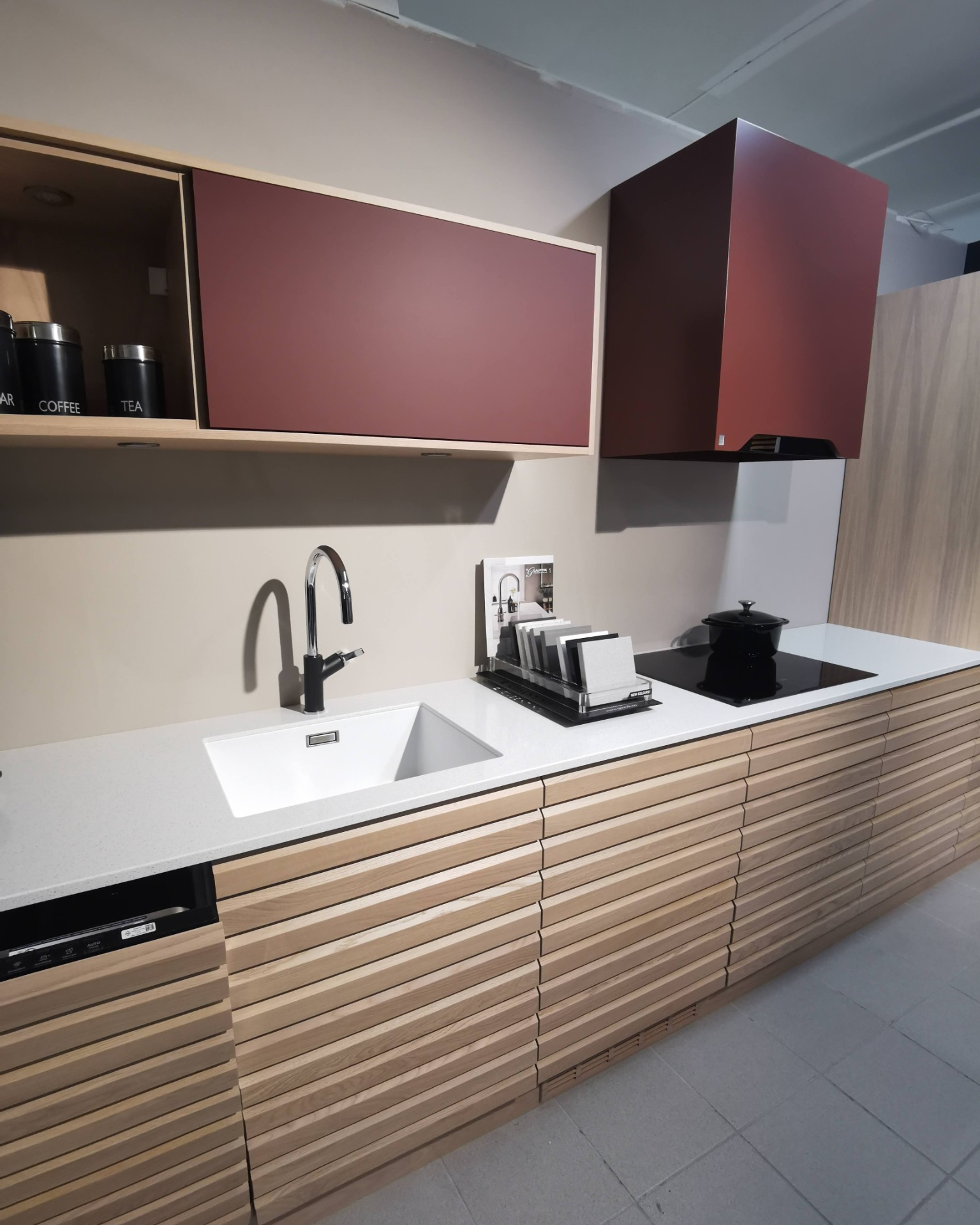 Red kitchen cabinets: a pop of color for a vibrant kitchen