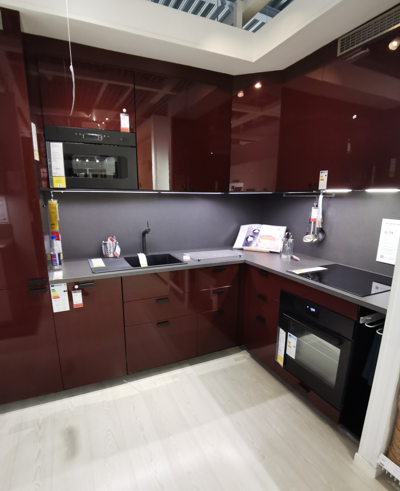 Red kitchen cabinets: a pop of color for a vibrant kitchen