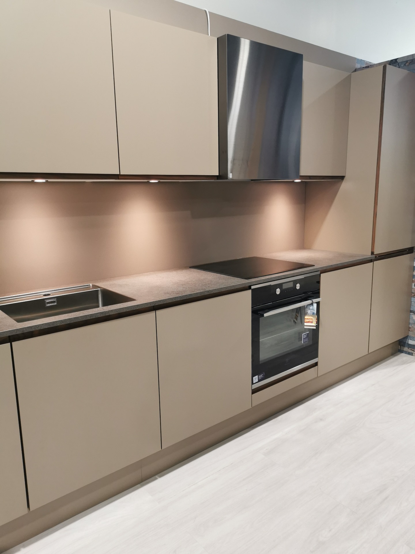 Brown Kitchens: Timeless Elegance and Modern Trends