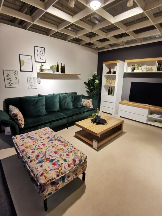 Designing with a Green Velvet Sofa: Living Room Ideas for a Stylish and ...