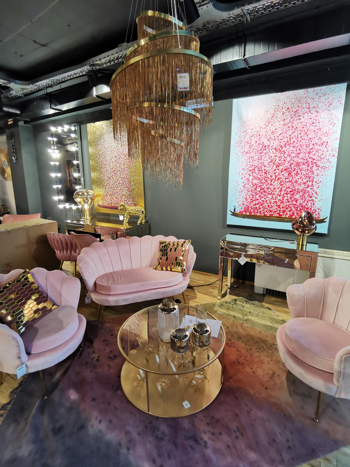 Kare Design - Blending Elegance and Comfort